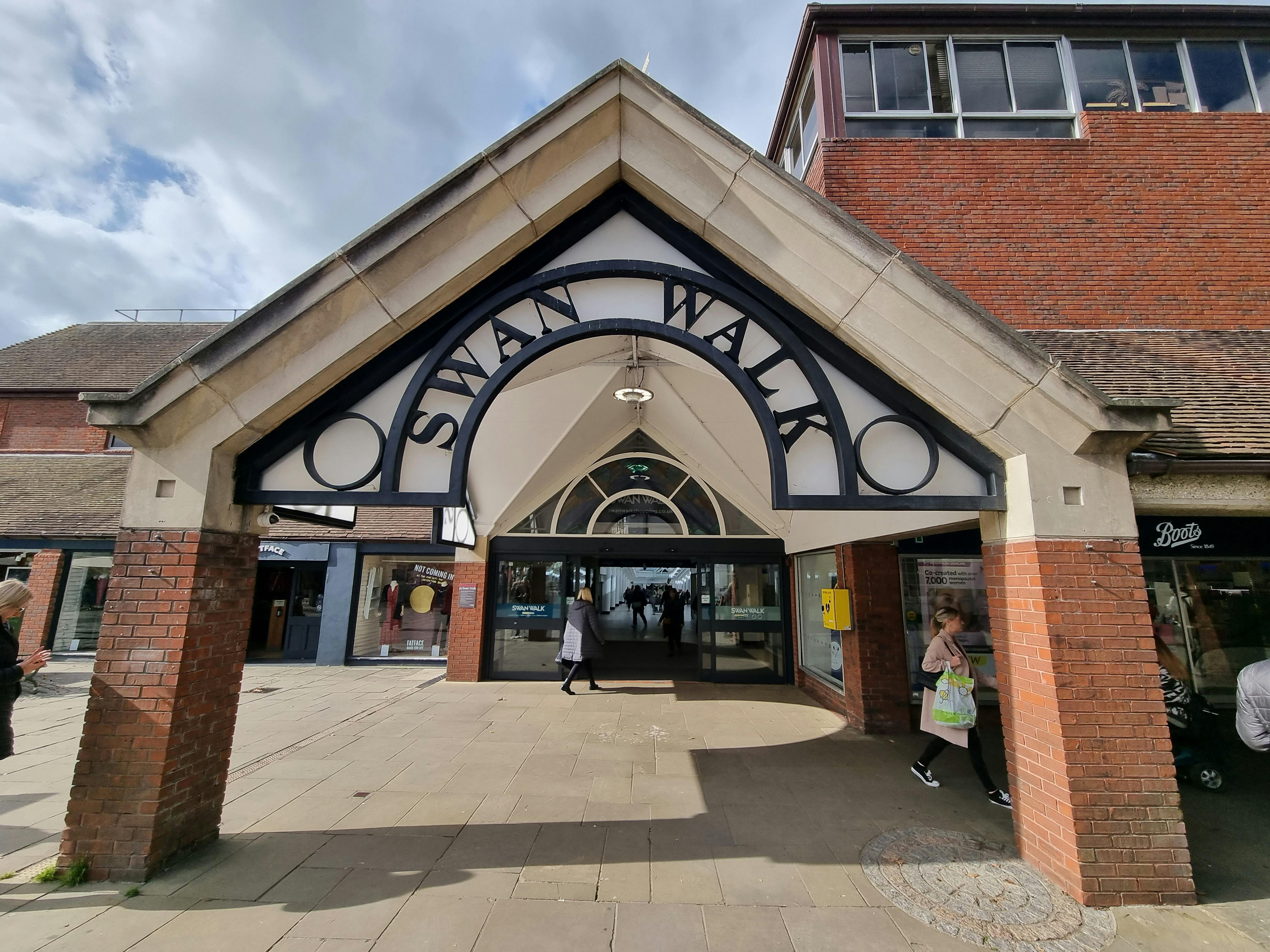15 Swan Walk, Horsham, E (commercial/business and service) / Retail, To ...